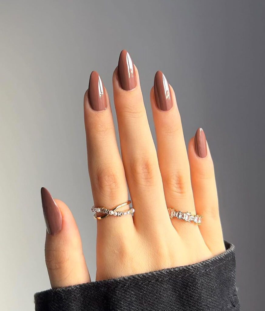 Unghie autunnali 2025: idee sofisticate e colori di tendenza