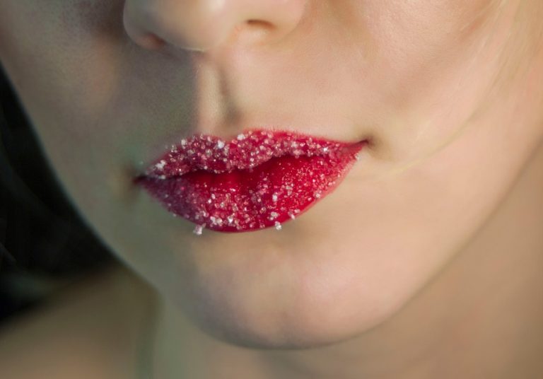 Labbra screpolate? Ecco tutte le cause e i rimedi da provare | Trucchi.tv