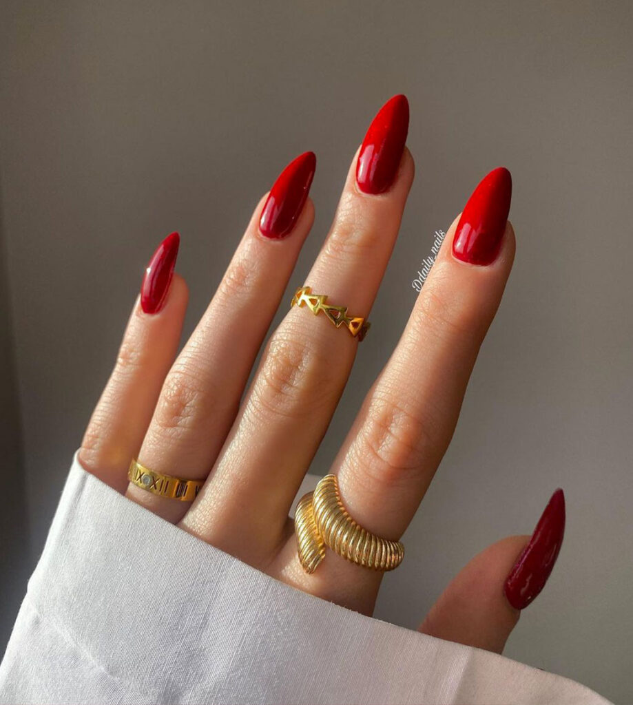 UNGHIE ROSSE ELEGANTI | Le tonalità più raffinate da provare