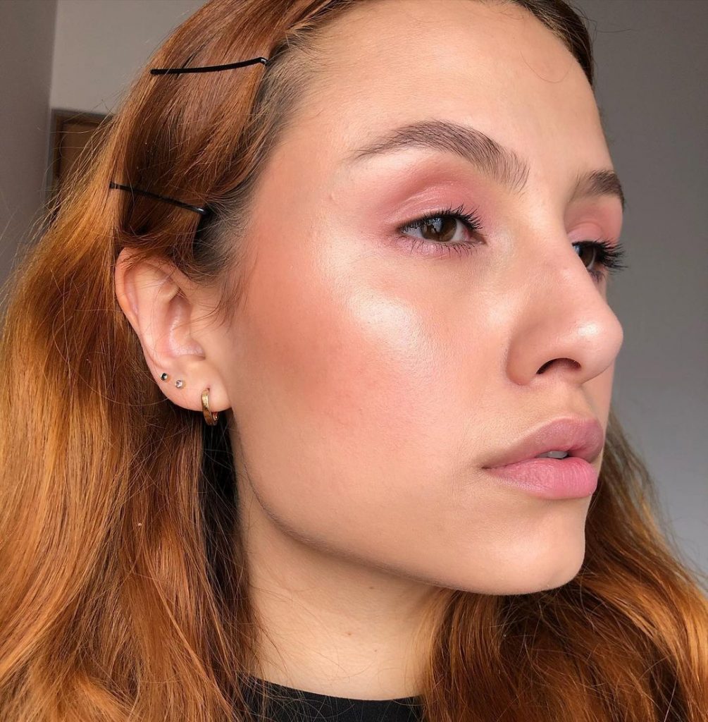 Draping, la tecnica makeup per scolpire il viso con il blush | Trucchi.tv