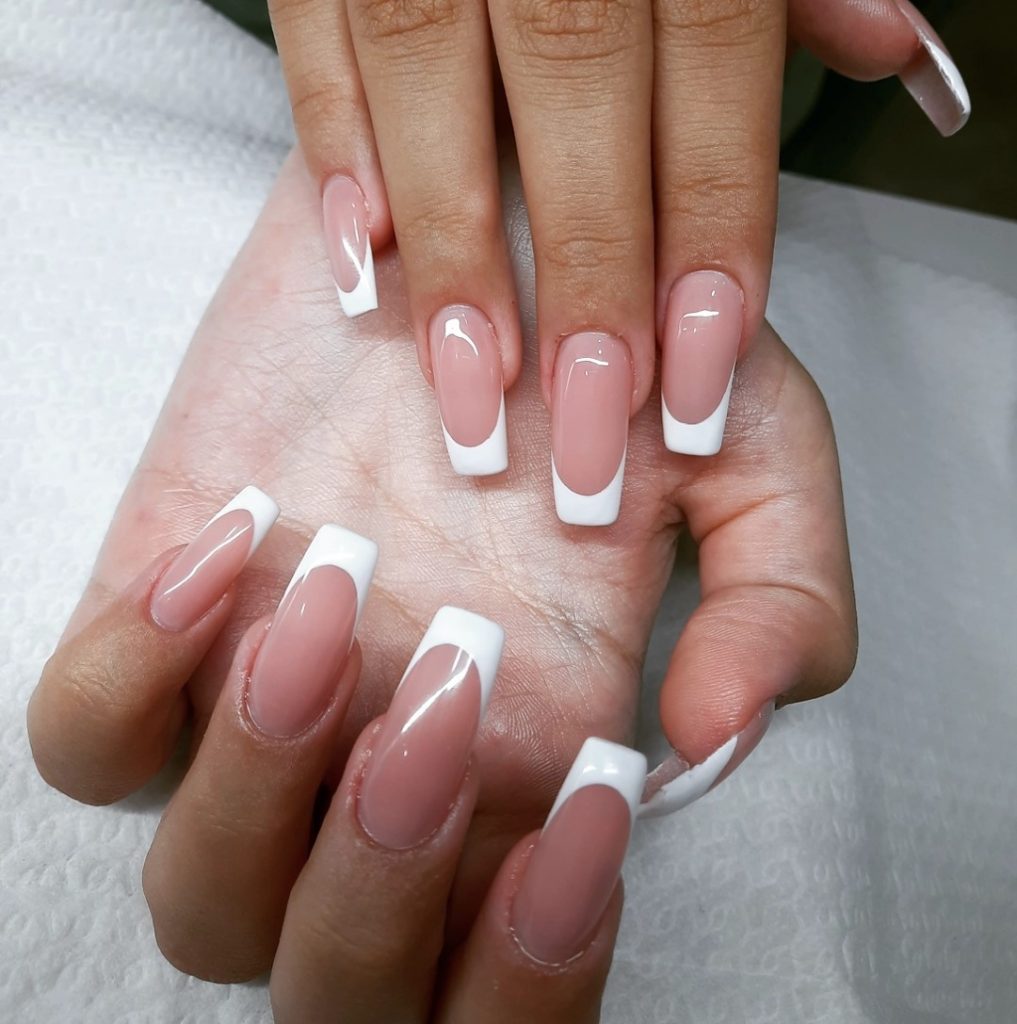 FRENCH MANICURE, Elegante e glamour sta bene a tutte