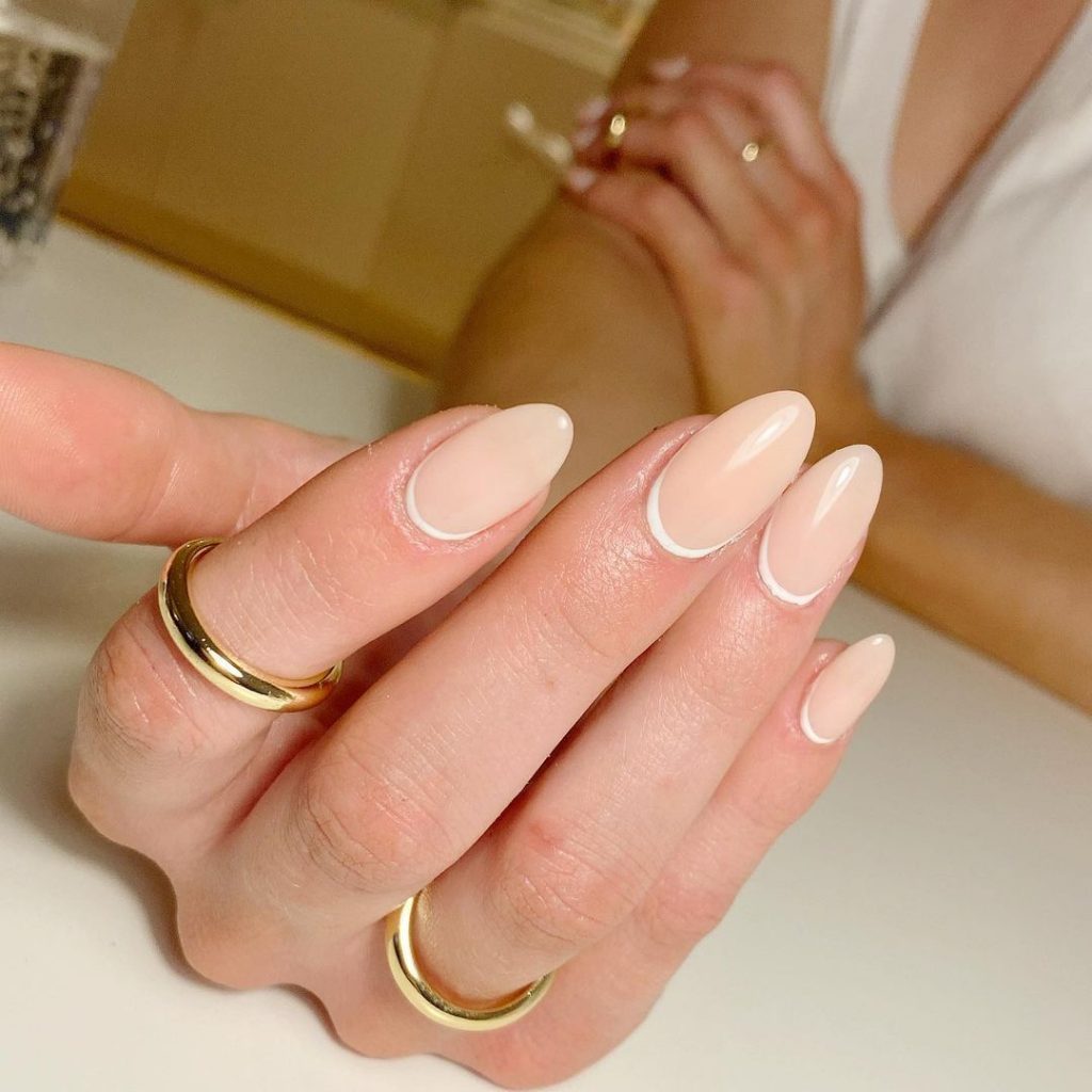 FRENCH MANICURE, Elegante e glamour sta bene a tutte