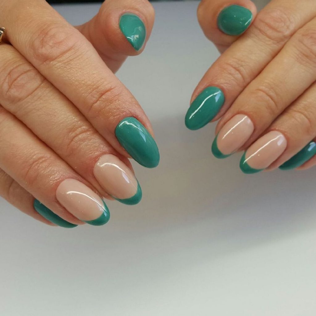 FRENCH MANICURE, Elegante e glamour sta bene a tutte