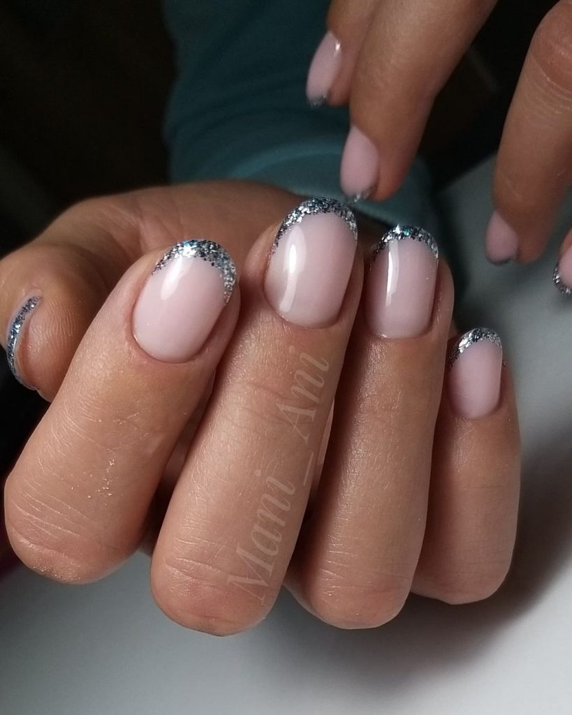 FRENCH MANICURE, Elegante e glamour sta bene a tutte