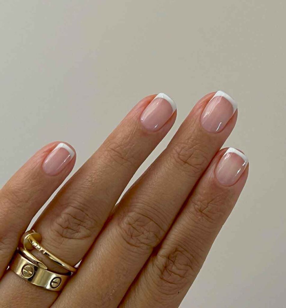FRENCH MANICURE, Elegante e glamour sta bene a tutte