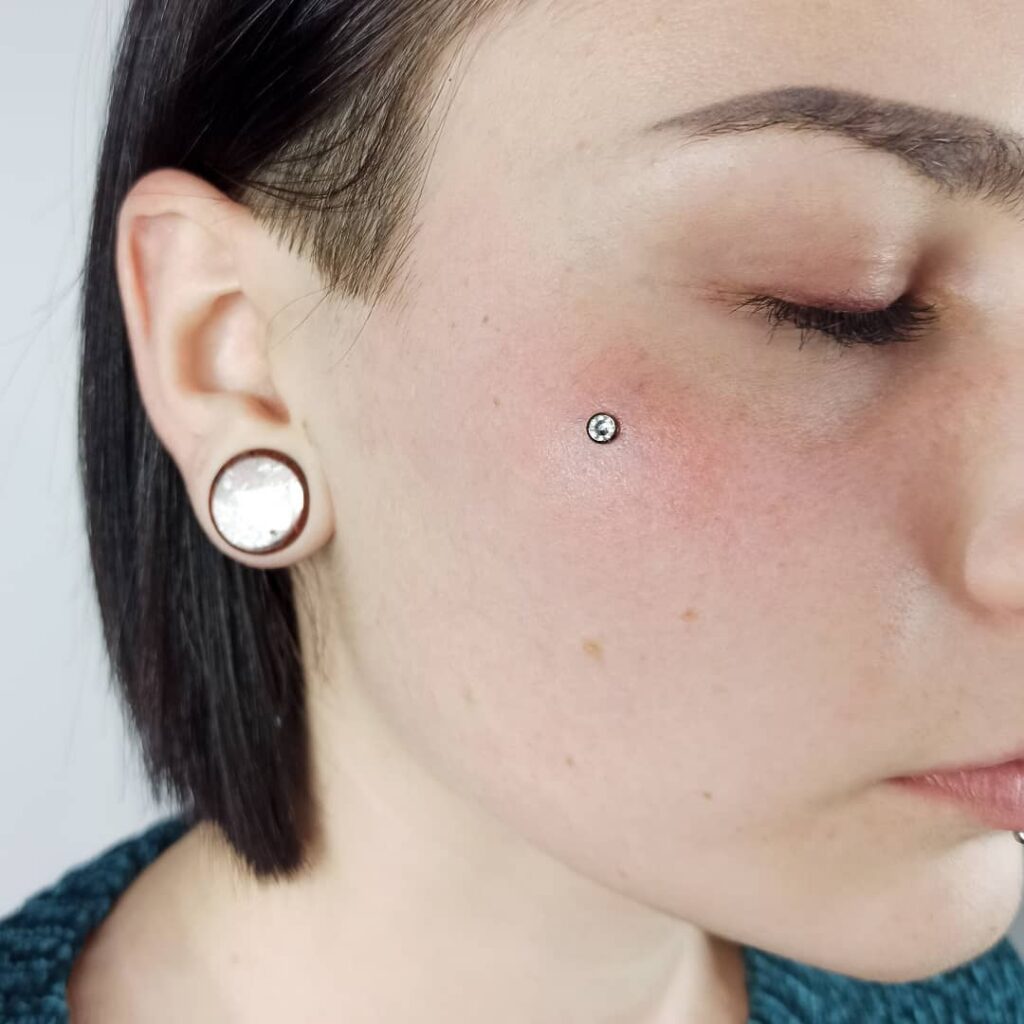 Tutto quello che c'è da sapere sul microdermal piercing | Trucchi.tv