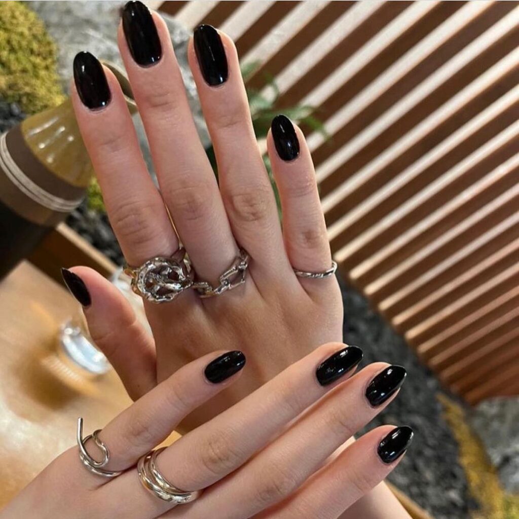 TREND UNGHIE 2024 | Torna di moda lo smalto nero