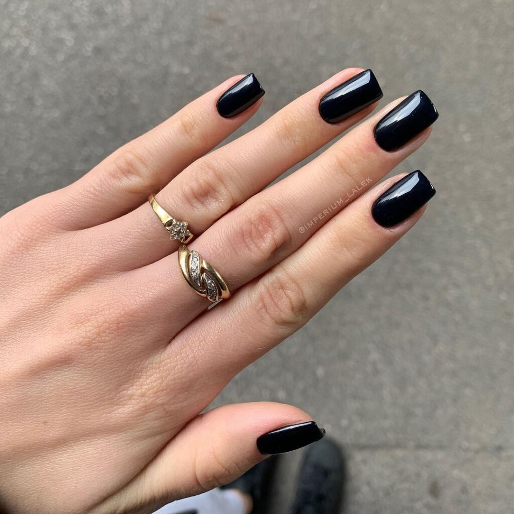 TREND UNGHIE 2024 | Torna di moda lo smalto nero