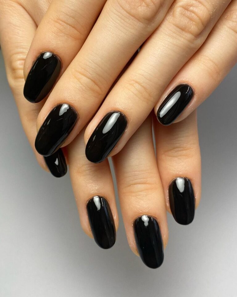 TREND UNGHIE 2023 | Torna di moda lo smalto neroTrucchi.tv