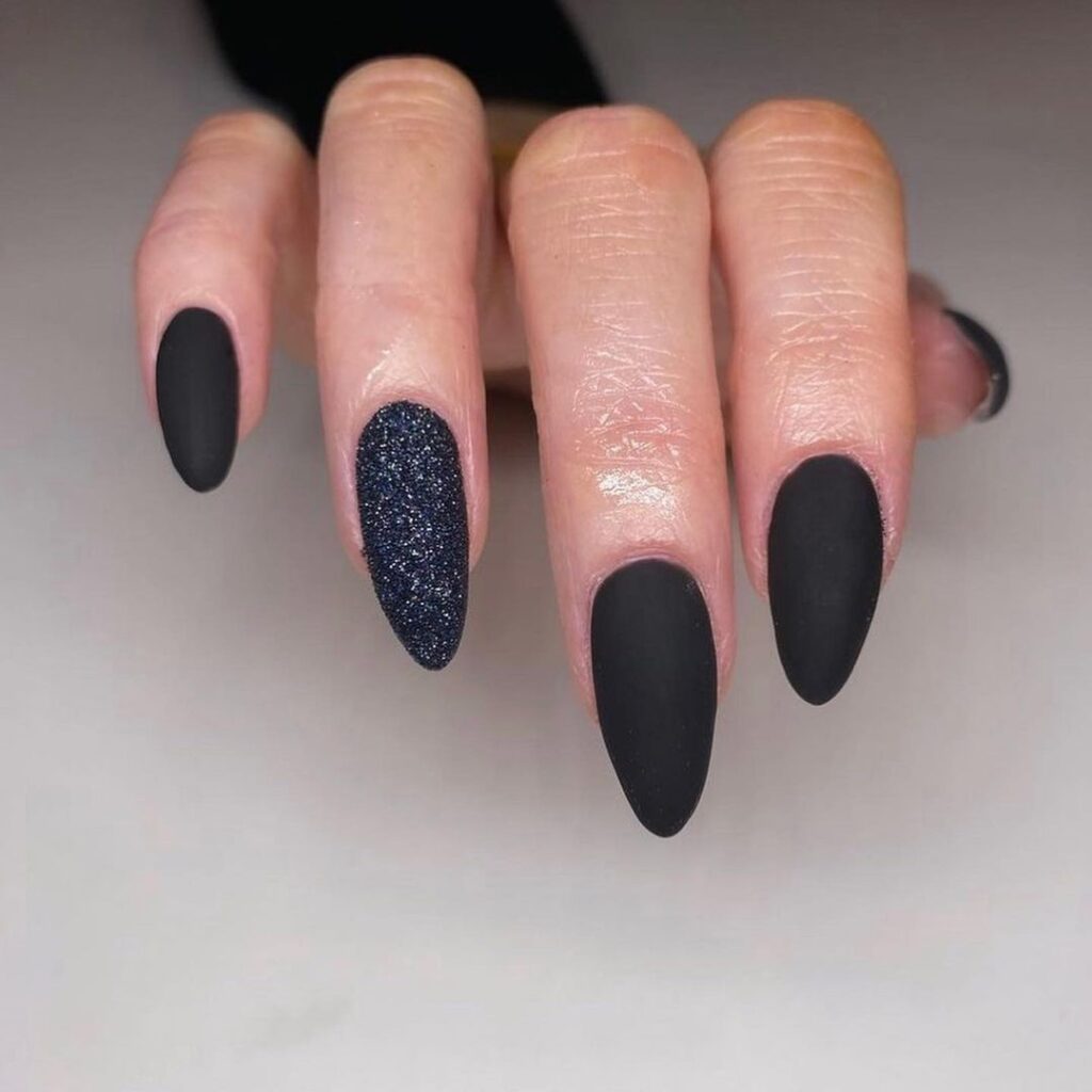 TREND UNGHIE 2024 | Torna di moda lo smalto nero