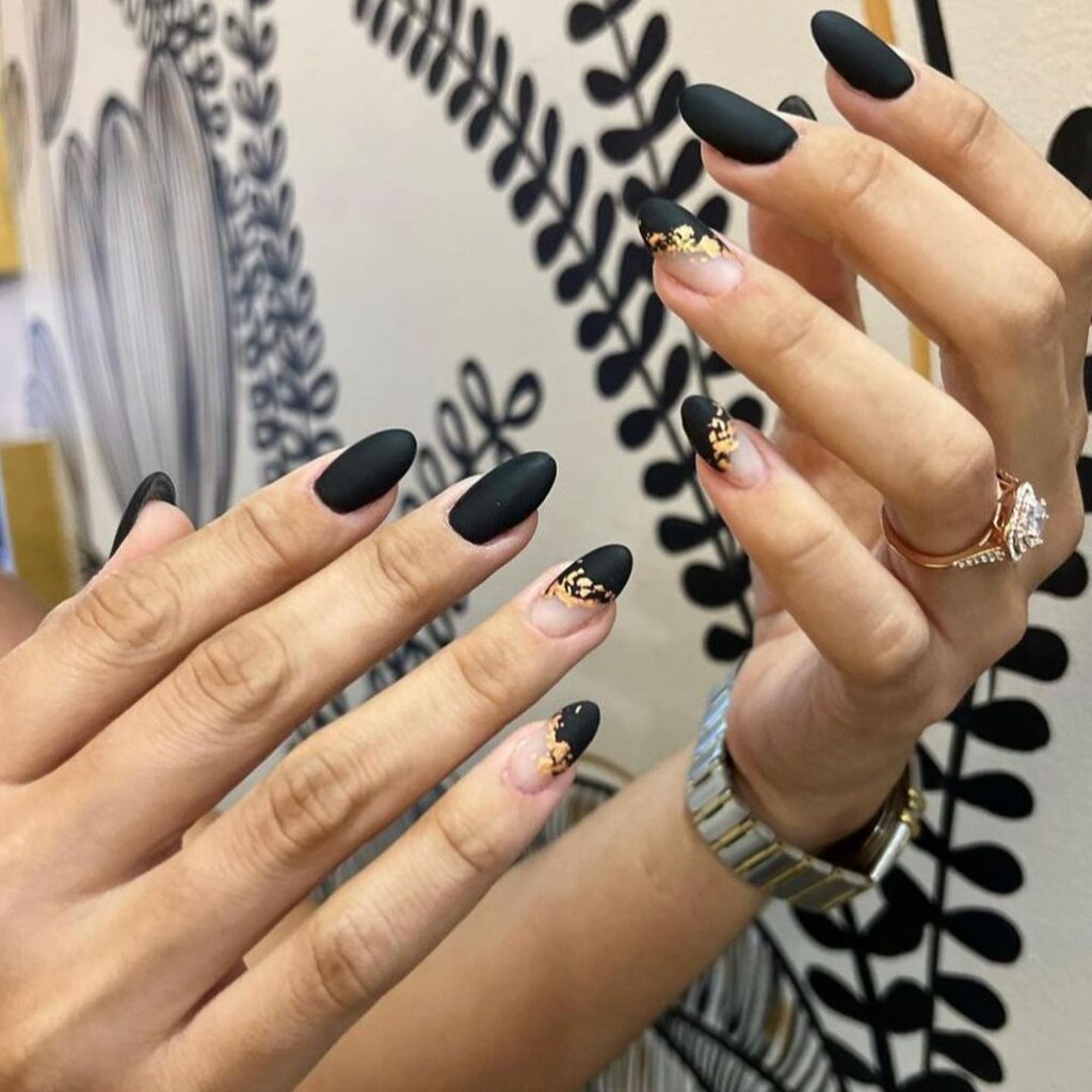 TREND UNGHIE 2024 | Torna di moda lo smalto nero
