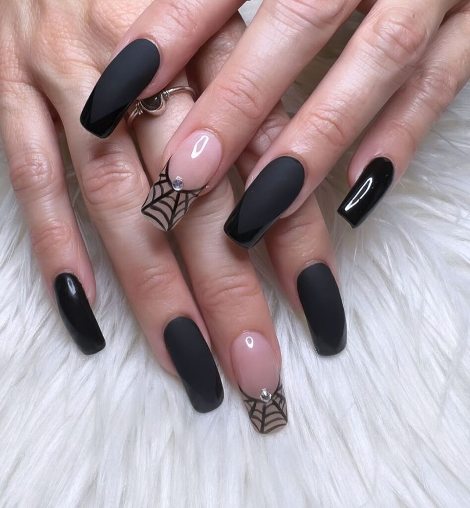 TREND UNGHIE 2024 | Torna di moda lo smalto nero