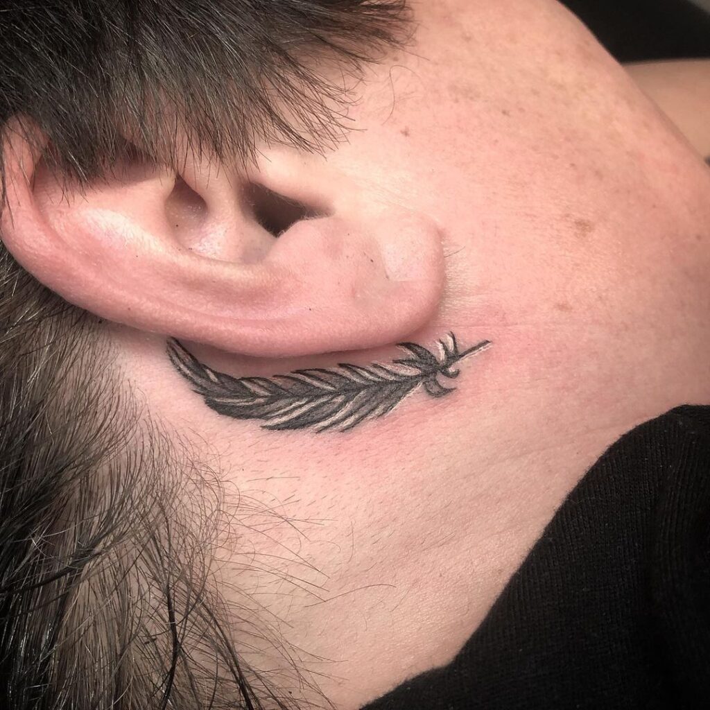 TATUAGGIO PIUMA | Il significato e i disegni più belli