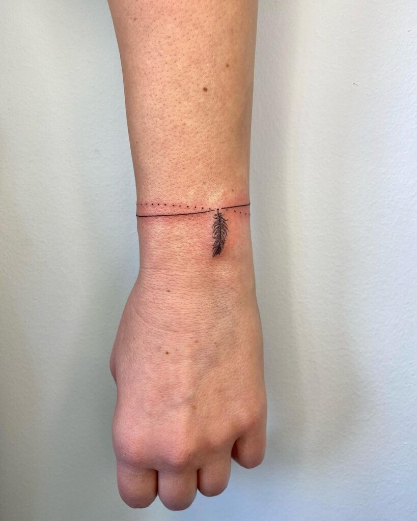TATUAGGIO PIUMA | Il significato e i disegni più belli