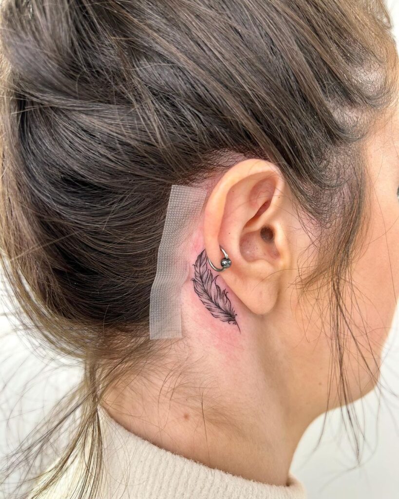 TATUAGGIO PIUMA | Il significato e i disegni più belli