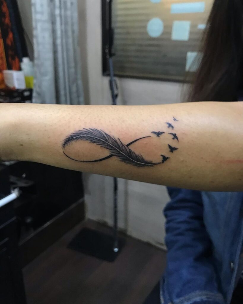 TATUAGGIO PIUMA | Il significato e i disegni più belli