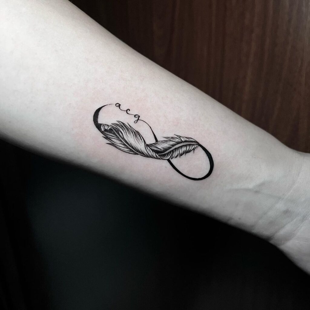 TATUAGGIO PIUMA | Il significato e i disegni più belli