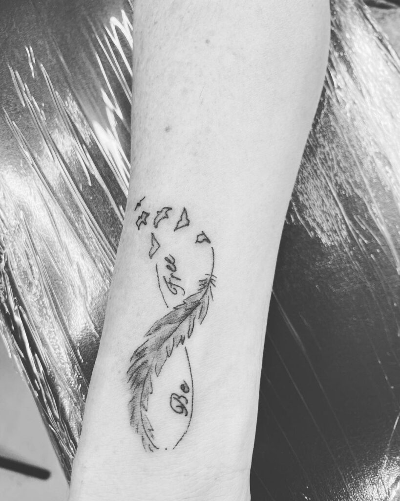 TATUAGGIO PIUMA | Il significato e i disegni più belli