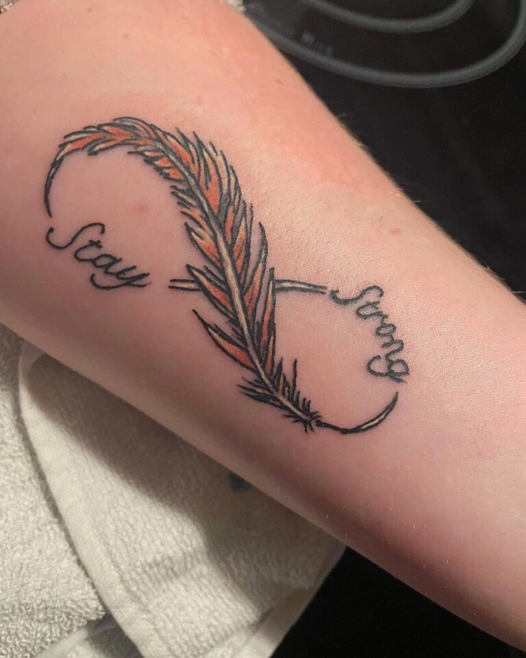 TATUAGGIO PIUMA | Il significato e i disegni più belli