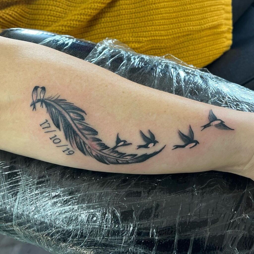 TATUAGGIO PIUMA | Il significato e i disegni più belli