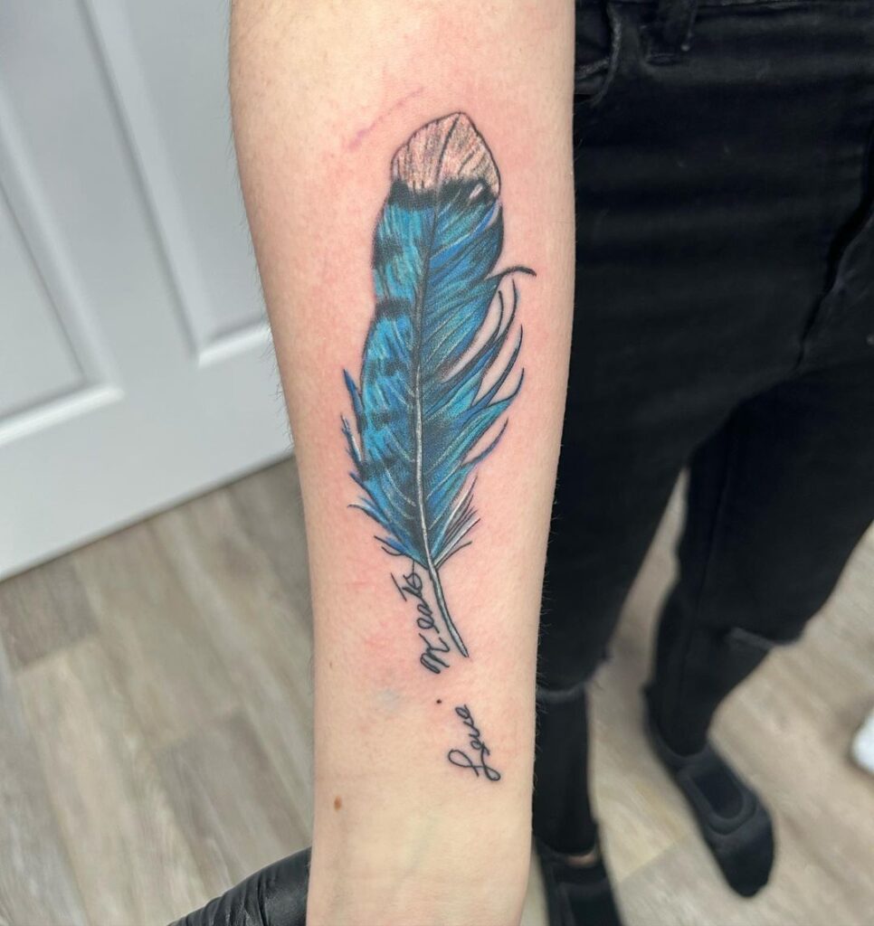 TATUAGGIO PIUMA | Il significato e i disegni più belli