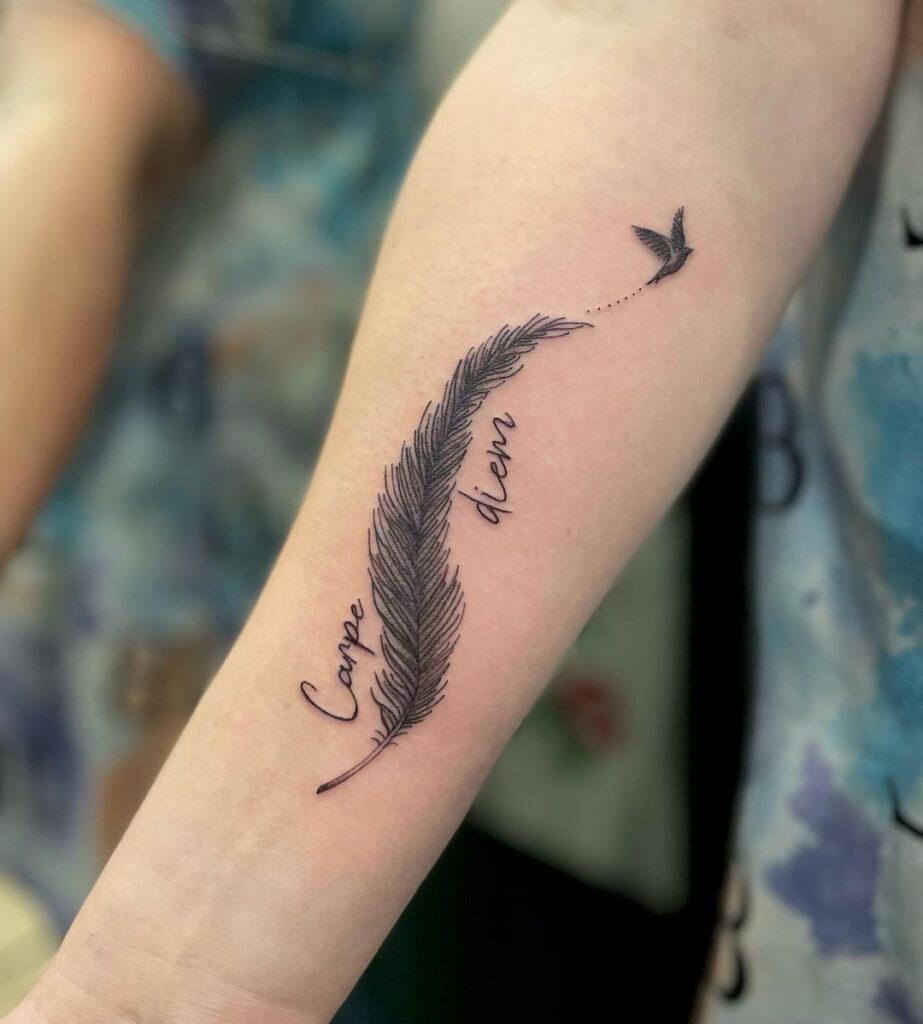 TATUAGGIO PIUMA | Il significato e i disegni più belli