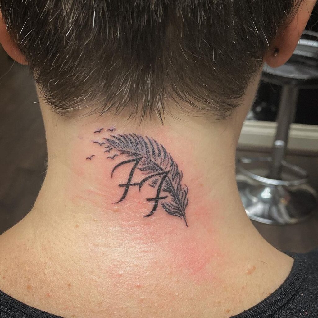 TATUAGGIO PIUMA | Il significato e i disegni più belli
