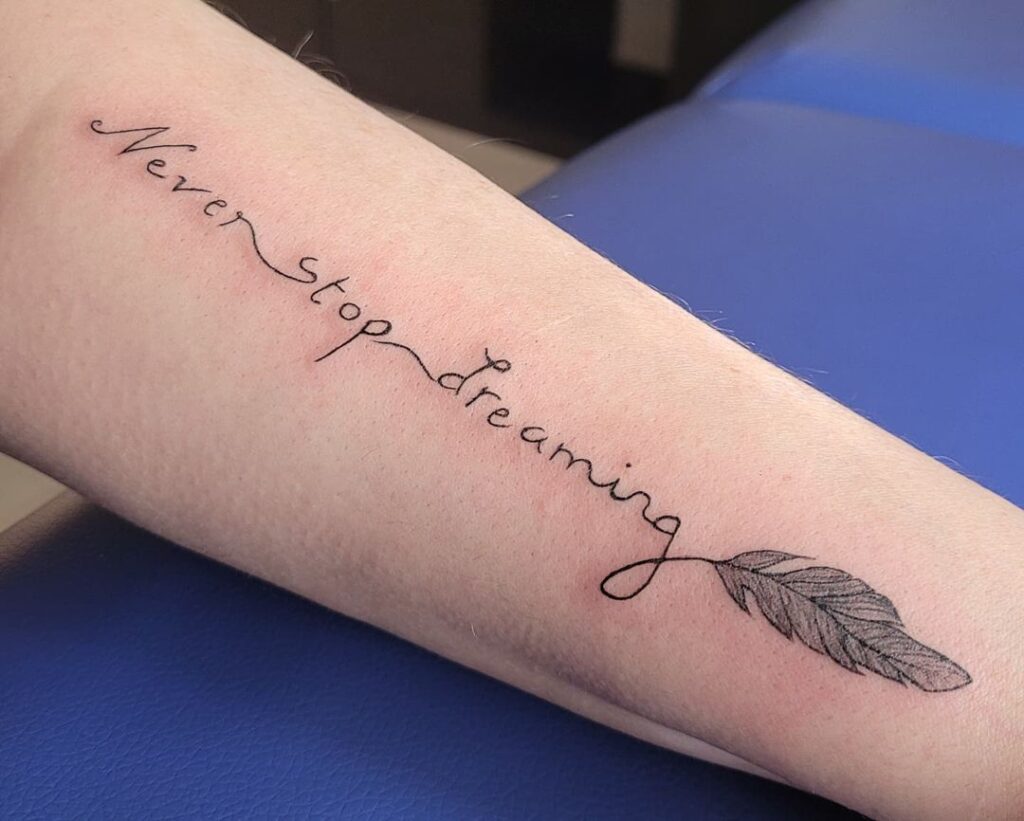 TATUAGGIO PIUMA | Il significato e i disegni più belli