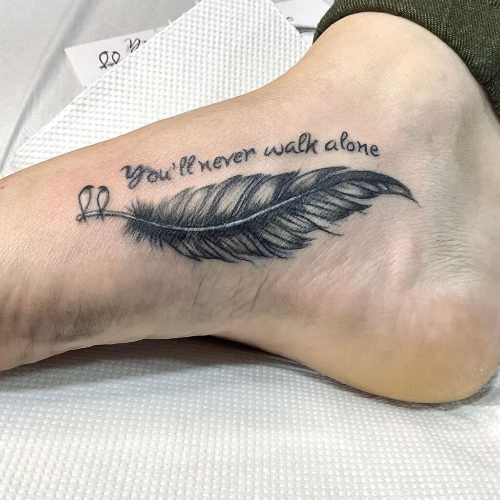 TATUAGGIO PIUMA | Il significato e i disegni più belli