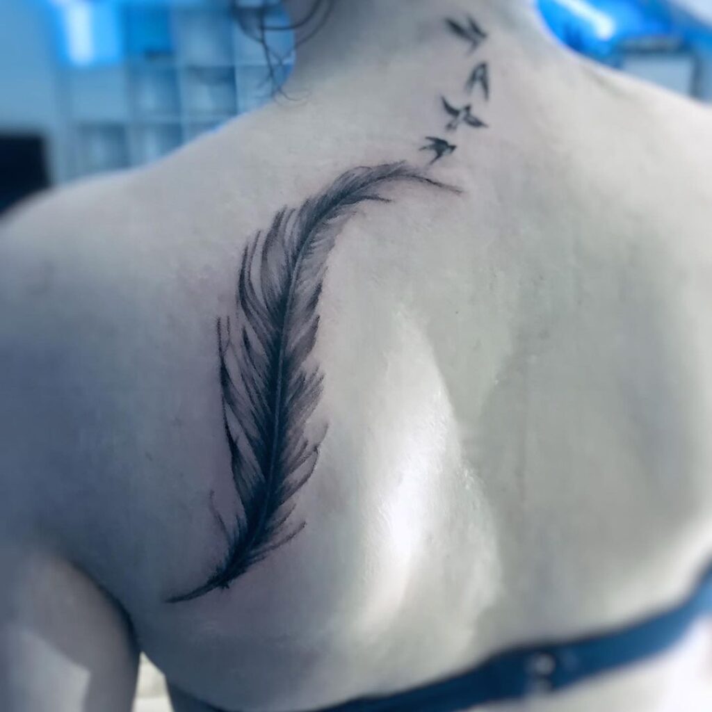TATUAGGIO PIUMA | Il significato e i disegni più belli