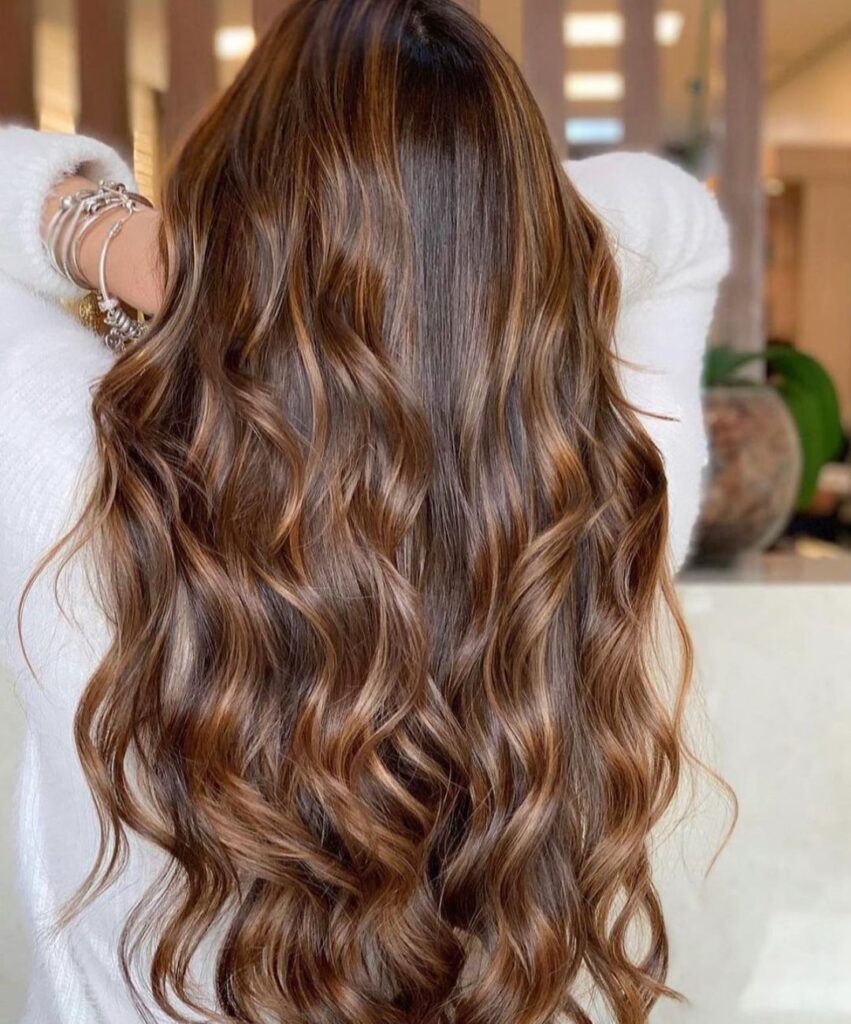CAPELLI COLOR CARAMELLO | Il trend colore del 2024