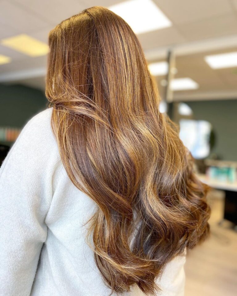 CAPELLI COLOR CARAMELLO | Il trend colore del 2024