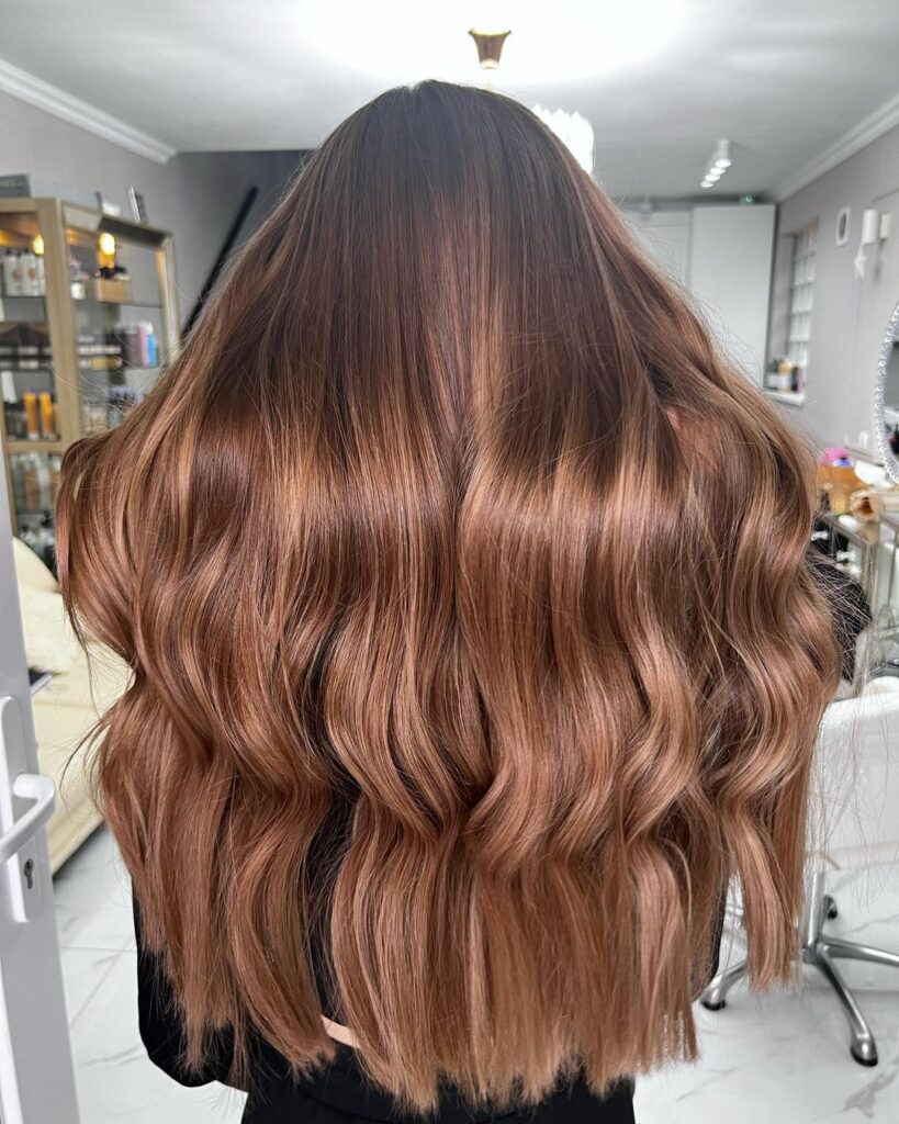 CAPELLI COLOR CARAMELLO | Il trend colore del 2024