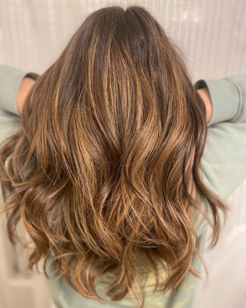 CAPELLI COLOR CARAMELLO | Il trend colore del 2024