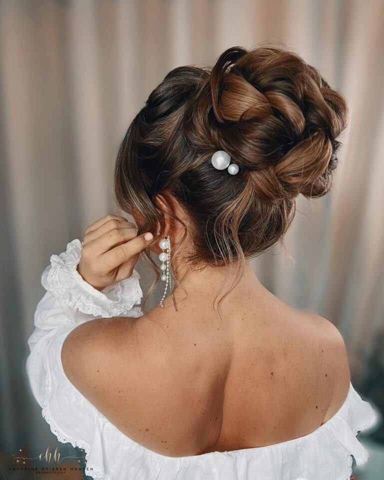 Chignon alto, come si fa e come portarlo | Trucchi.tv