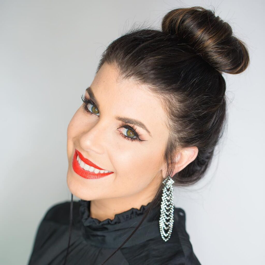 Chignon alto, come si fa e come portarlo | Trucchi.tv