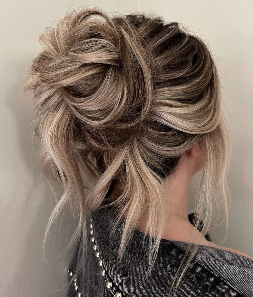 Chignon alto, come si fa e come portarlo | Trucchi.tv