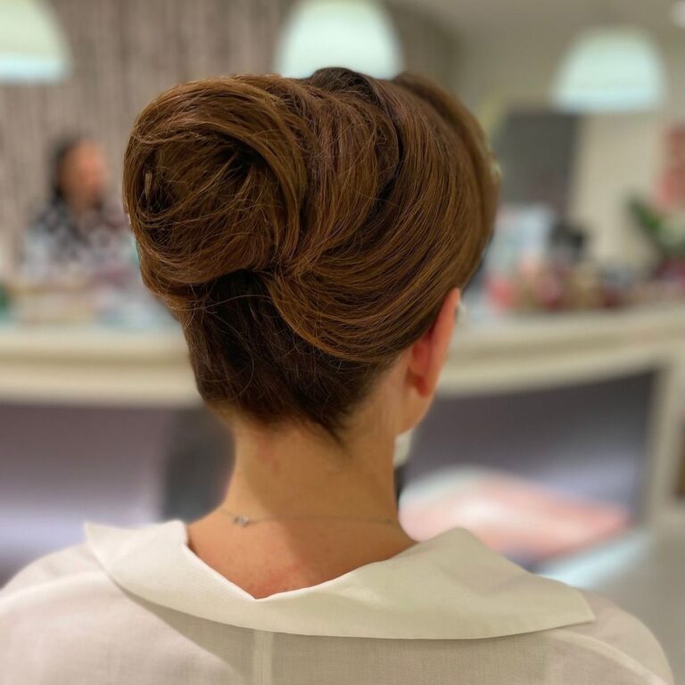 Chignon alto, come si fa e come portarlo | Trucchi.tv
