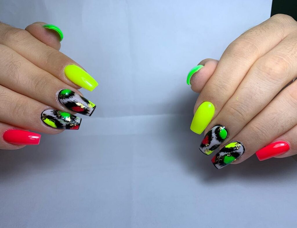 Unghie fluo, idee e colori per l'estate 2023 | Trucchi.tv