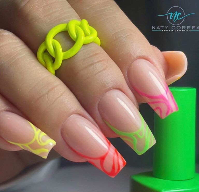 Unghie fluo, idee e colori per l'estate 2023 | Trucchi.tv