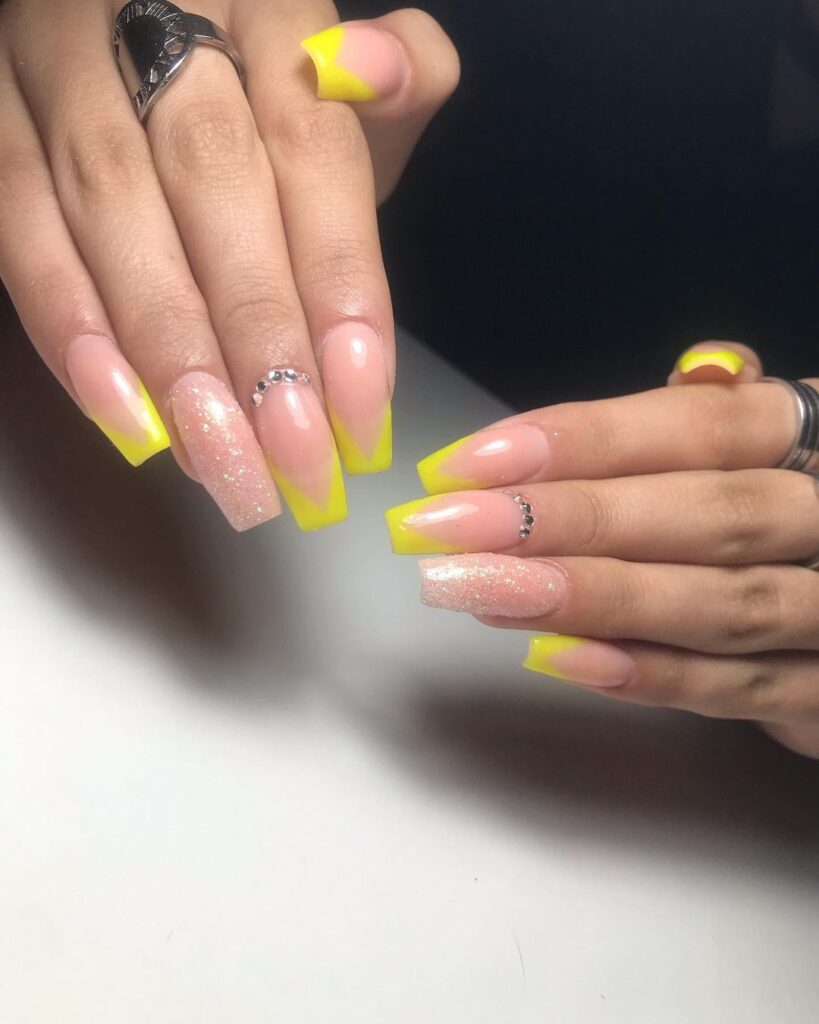 Unghie fluo, idee e colori per l'estate 2023 | Trucchi.tv