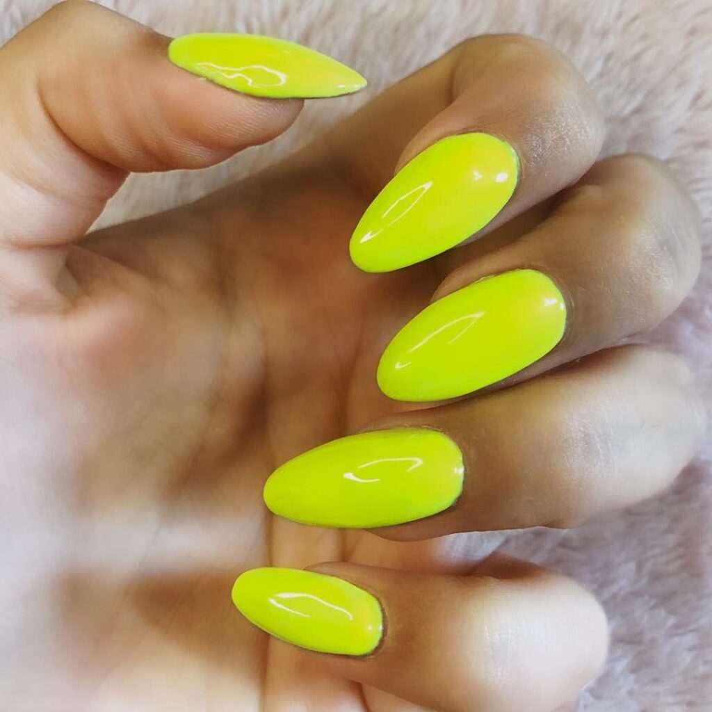 Unghie fluo, idee e colori per l'estate 2023 | Trucchi.tv