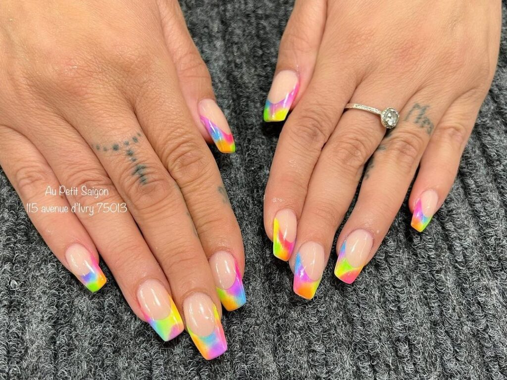 Unghie fluo, idee e colori per l'estate 2023 | Trucchi.tv