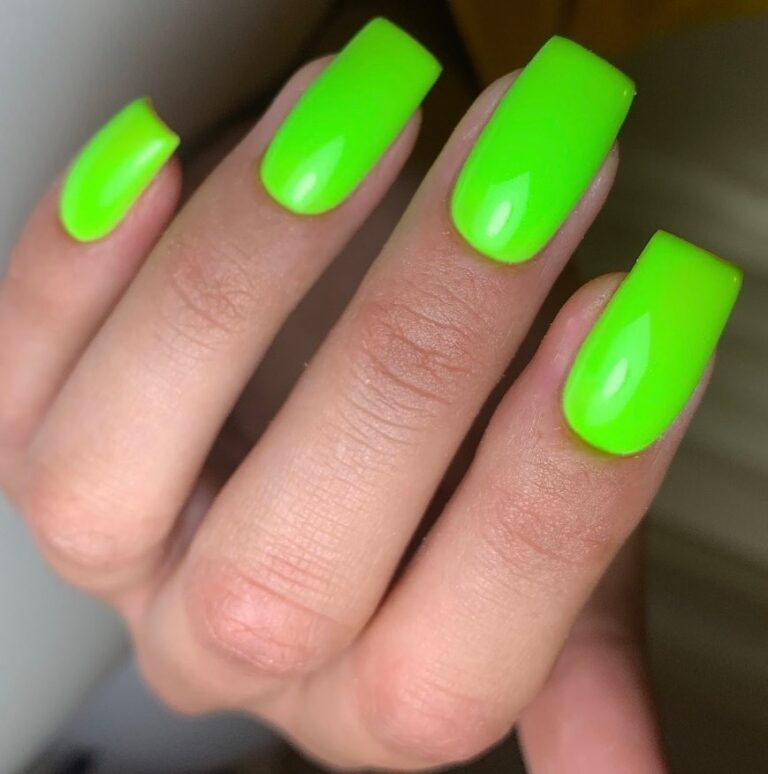 UNGHIE FLUO: idee, colori e nail art che accendono l’estate