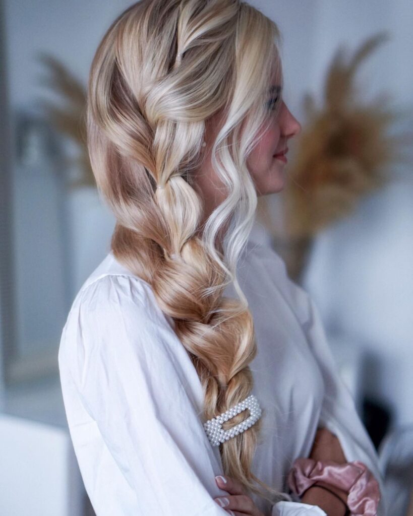 TRECCIA LATERALE, trend capelli per un look chic e versatile