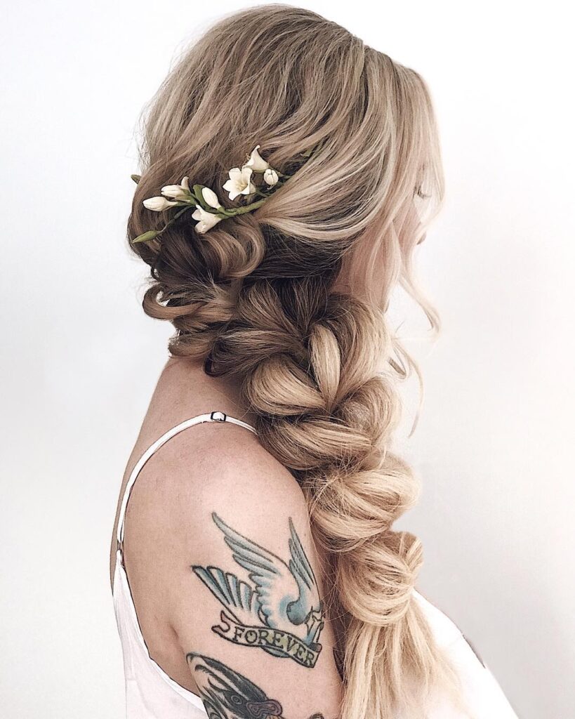 TRECCIA LATERALE, trend capelli per un look chic e versatile