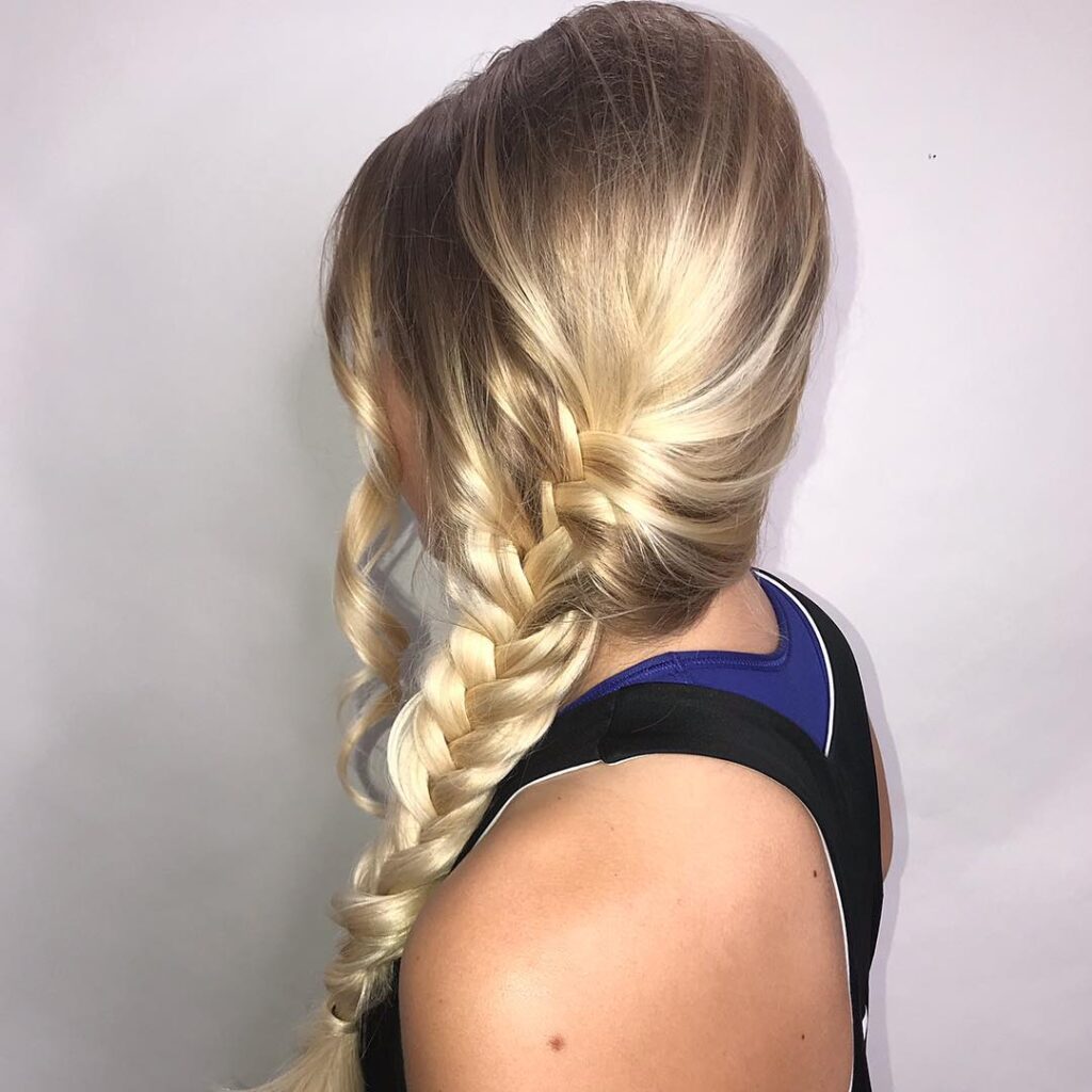 TRECCIA LATERALE, trend capelli per un look chic e versatile