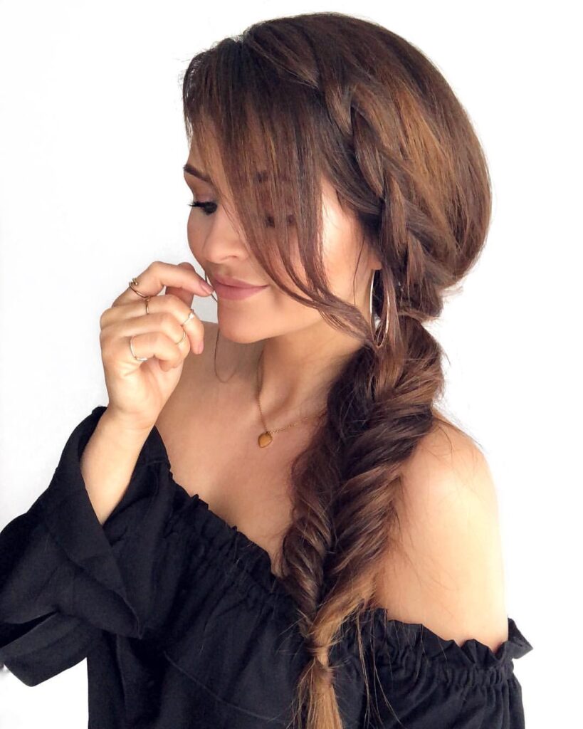 TRECCIA LATERALE, trend capelli per un look chic e versatile