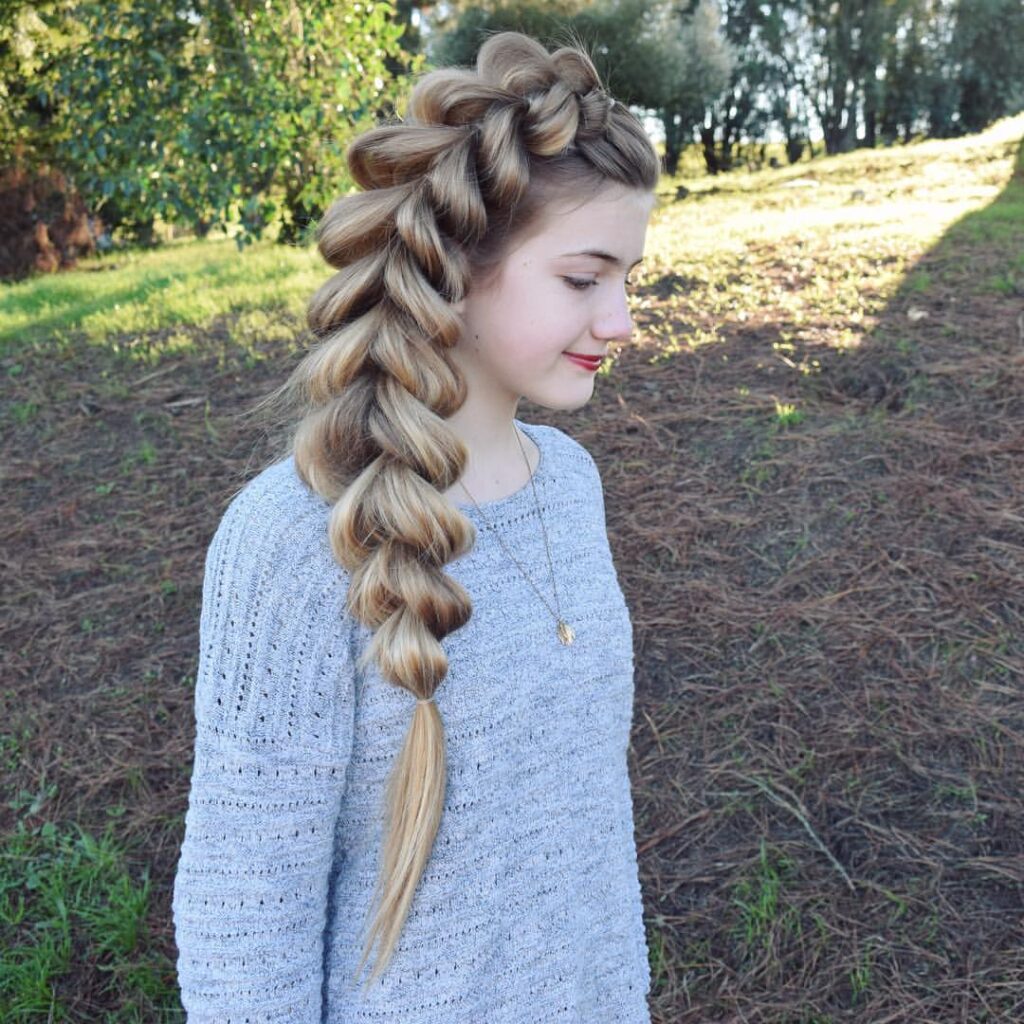 TRECCIA LATERALE, trend capelli per un look chic e versatile