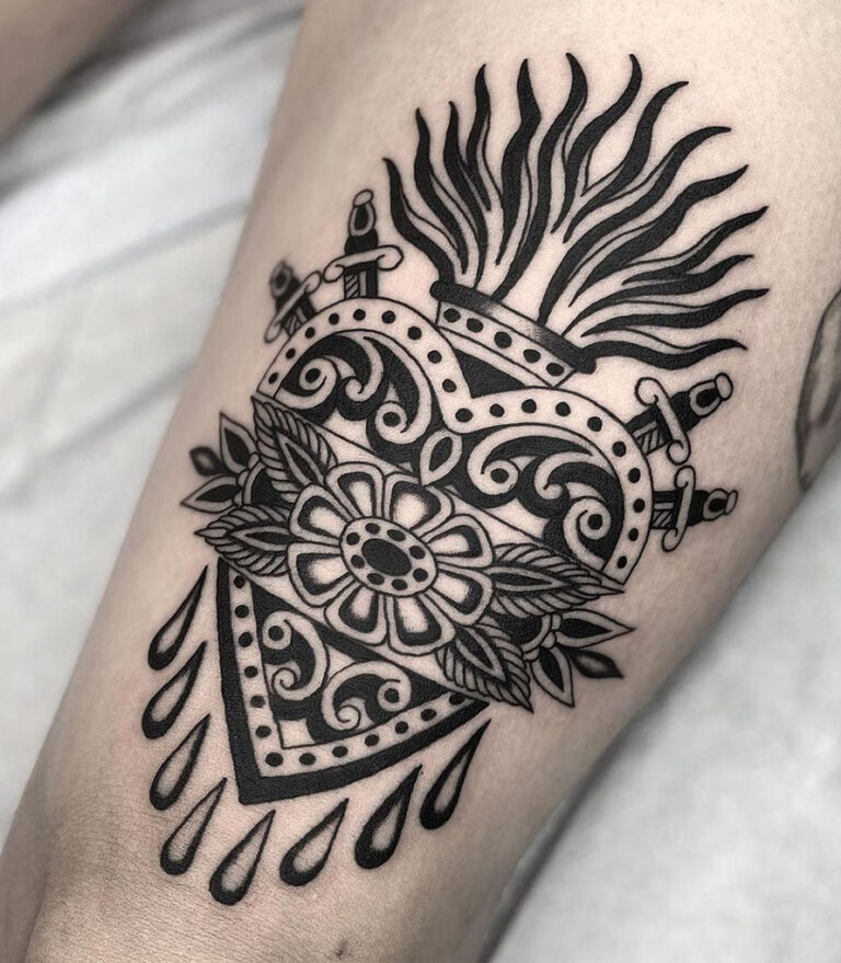 CUORE SACRO TATTOO | Significato, stili e tante immagini